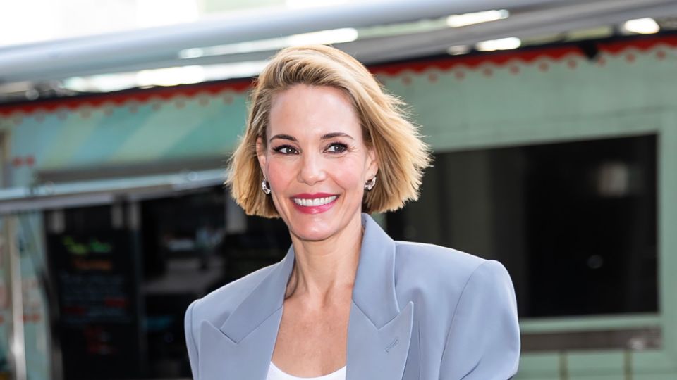 Look of the Week: Leslie Bibb’s itty-bitty bob from ‘The White Lotus ...