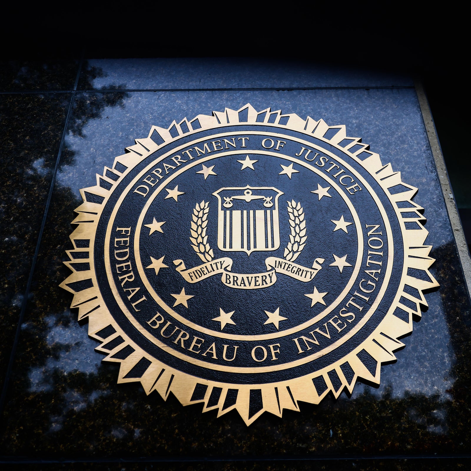 Longtime FBI agent charged with disclosing confidential records