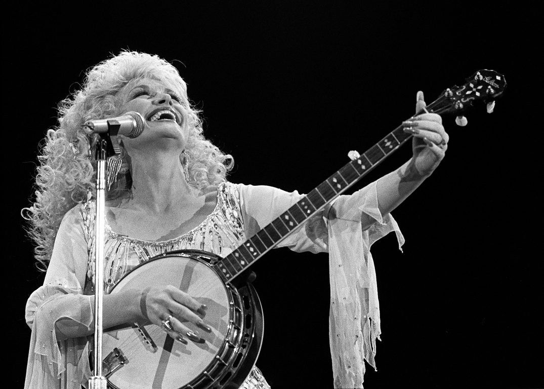 Incredible photos pay homage to the legendary life and career of Dolly ...