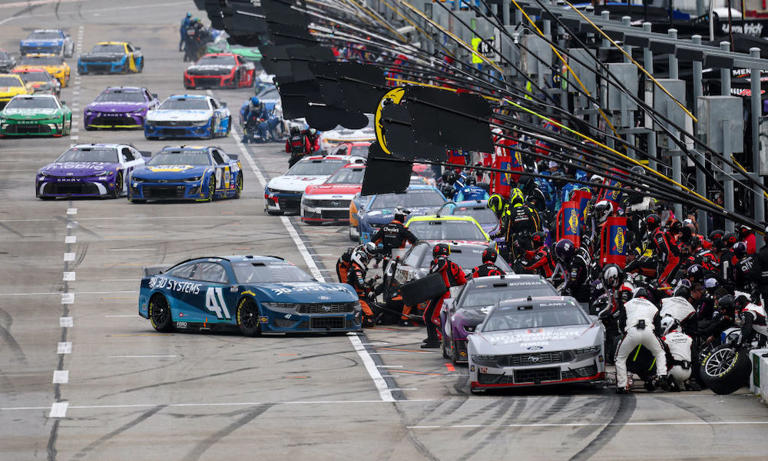 NASCAR clarifies rules around pitting in another team's stall