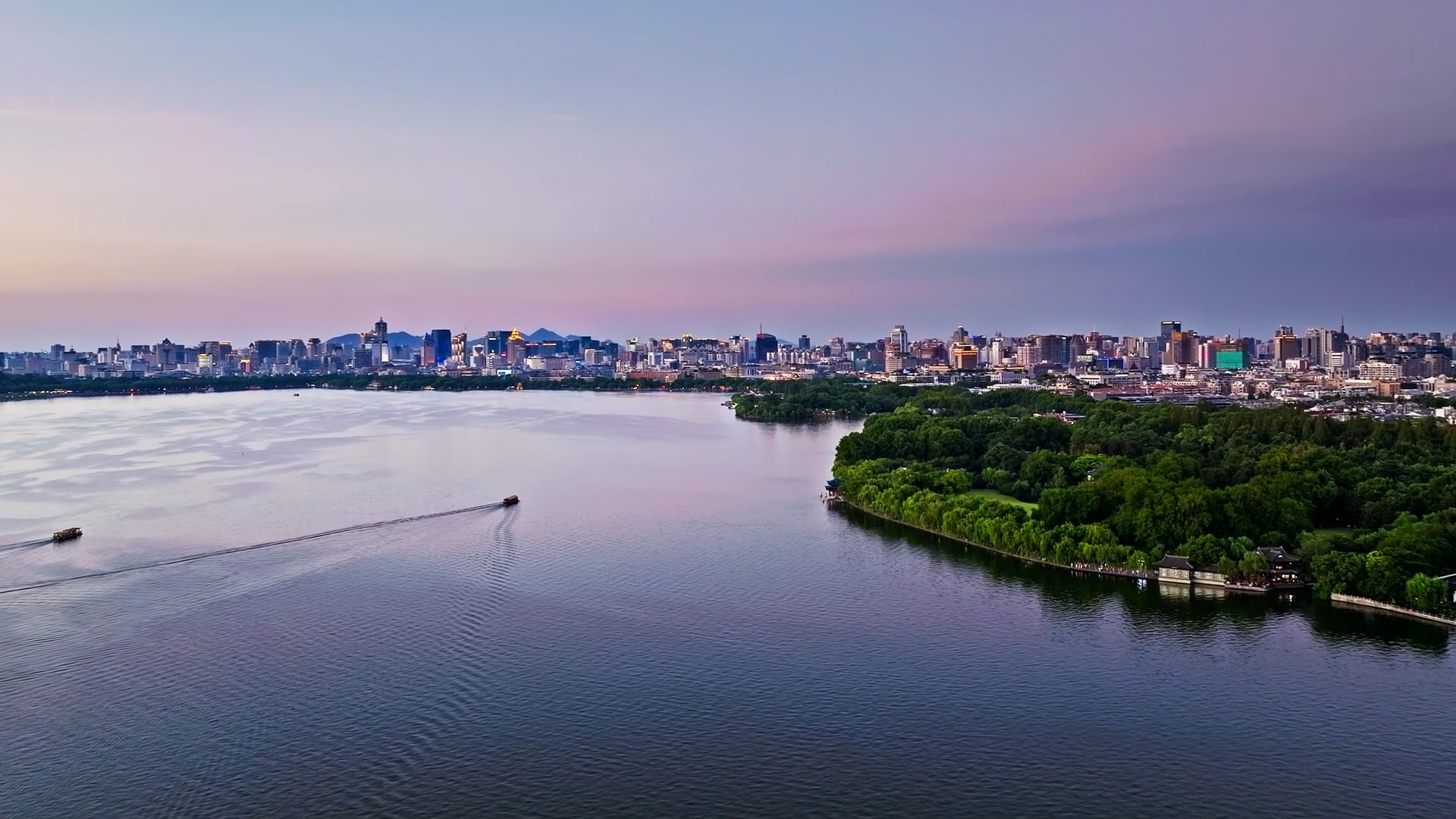 L'harmonie de Hangzhou : un drone révèle la splendeur du lac et de la ville