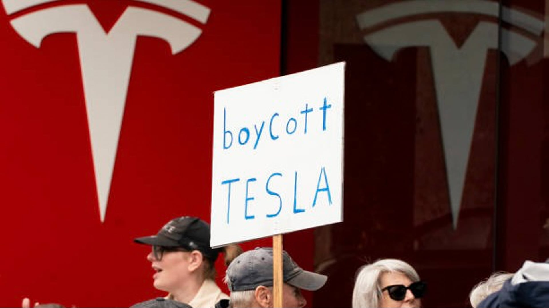 Why Are So Many American Drivers Selling Their Teslas?