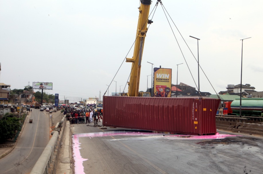 PICTORIAL: Fallen container causes gridlock on Lagos-Ibadan expressway