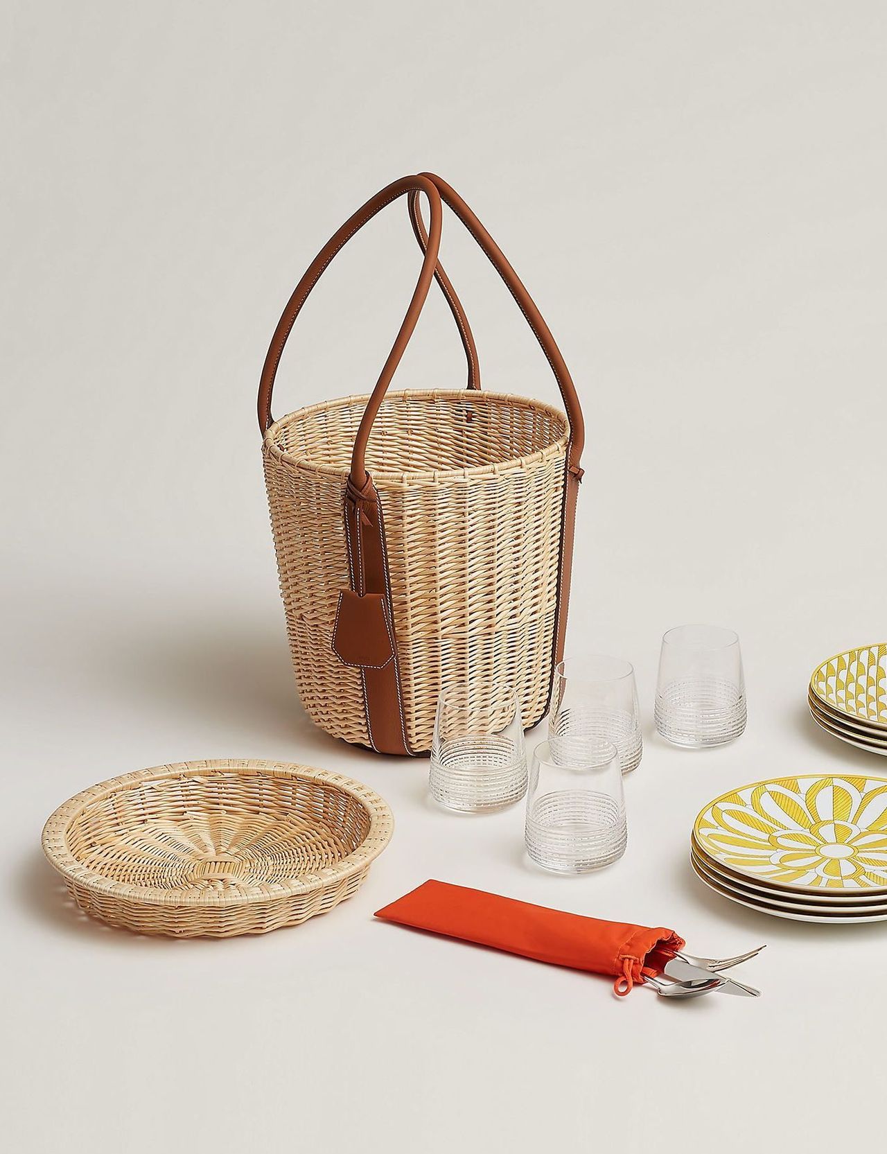 De beaux paniers à pique-nique pour une table ultra design