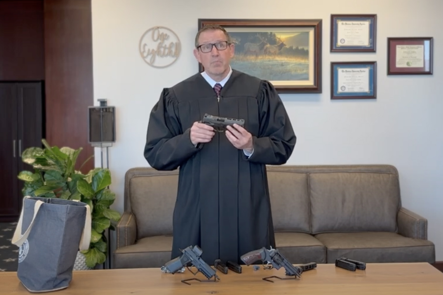 9th Circuit judge handles a cache of firearms while robed in bizarre ...