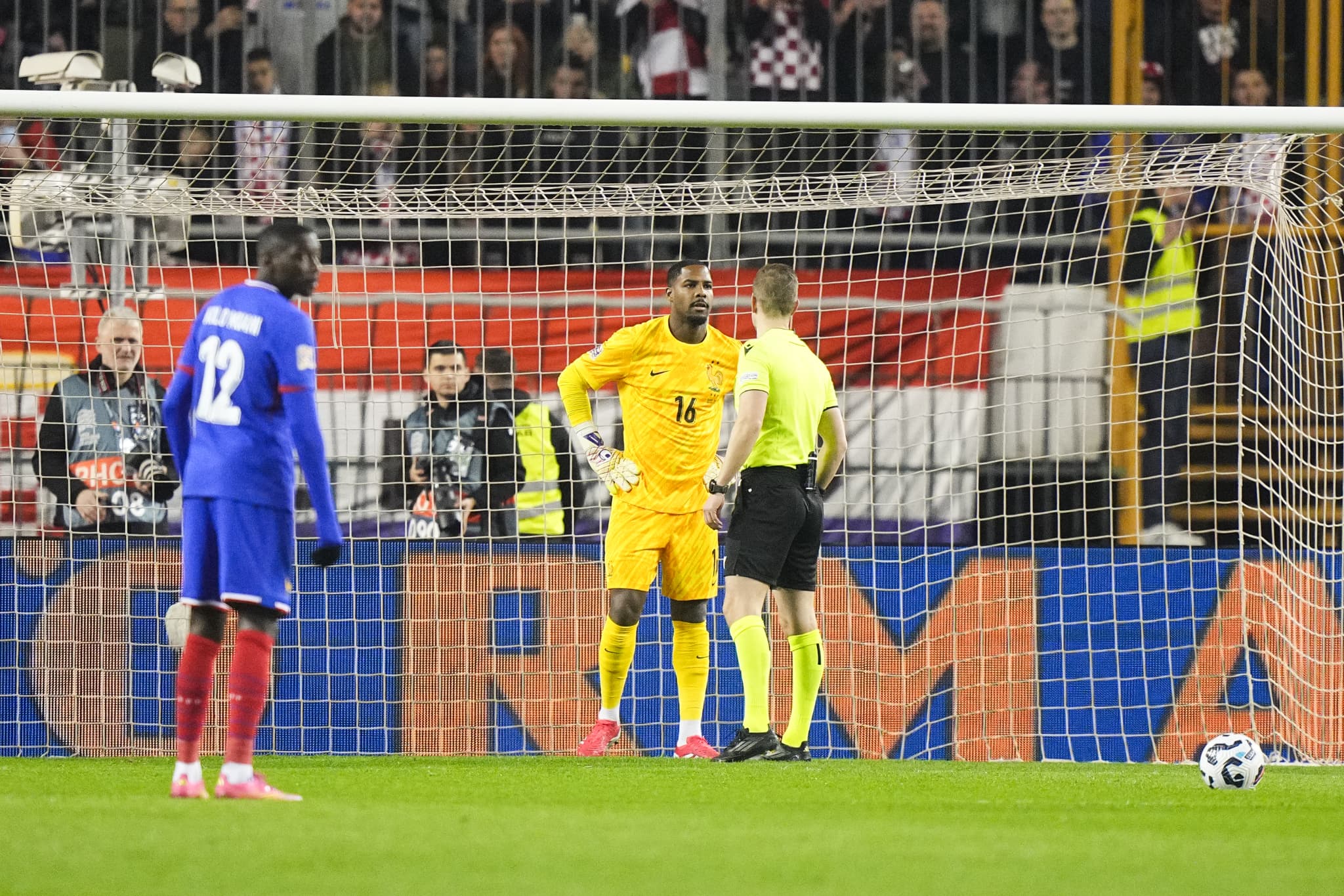 Croatie-France: le penalty stoppé par Maignan après les boulettes de ...