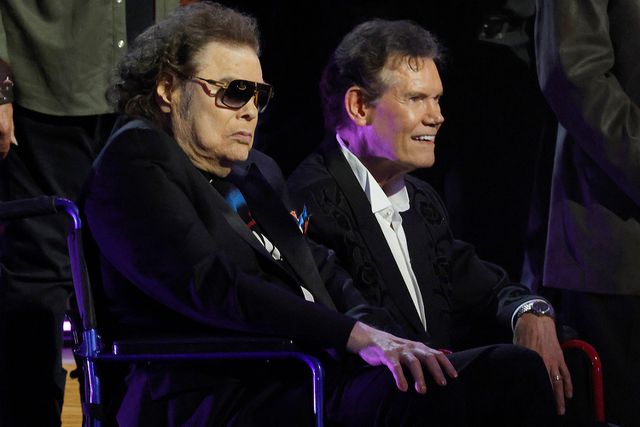 Carrie Underwood Ends Randy Travis Tribute by Having Him Sing with Her ...