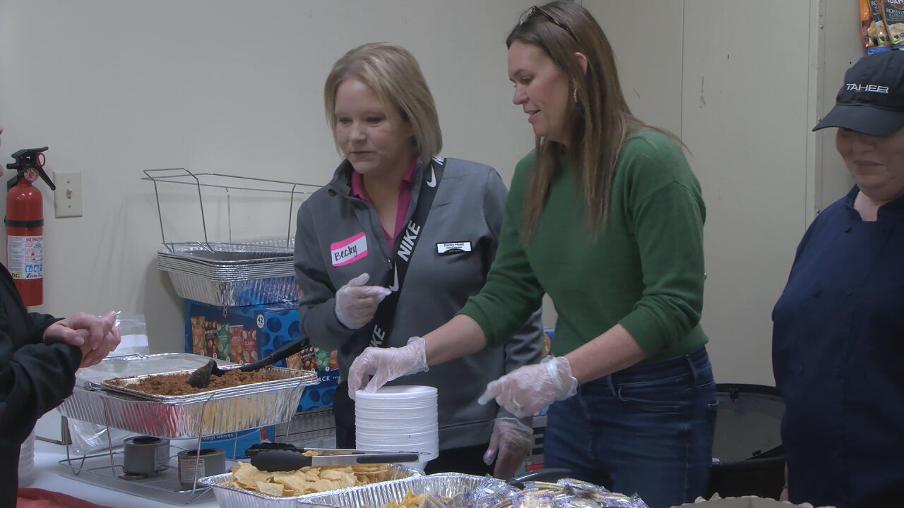 Arkansas governor volunteers in Diaz following EF-4 tornado