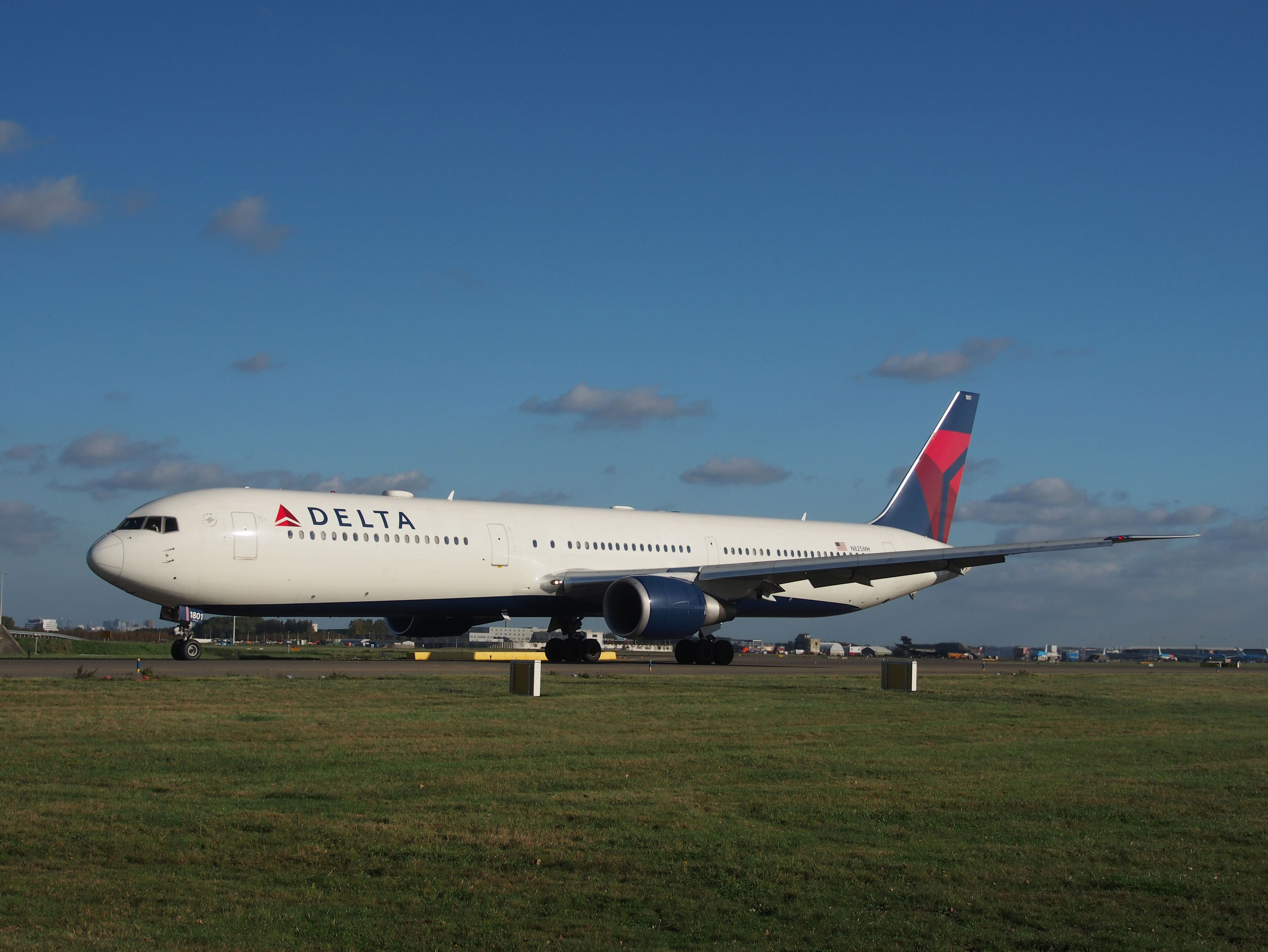 Windshield Issue Prompts Delta Air Lines Boeing 767-400ER Diversion To ...