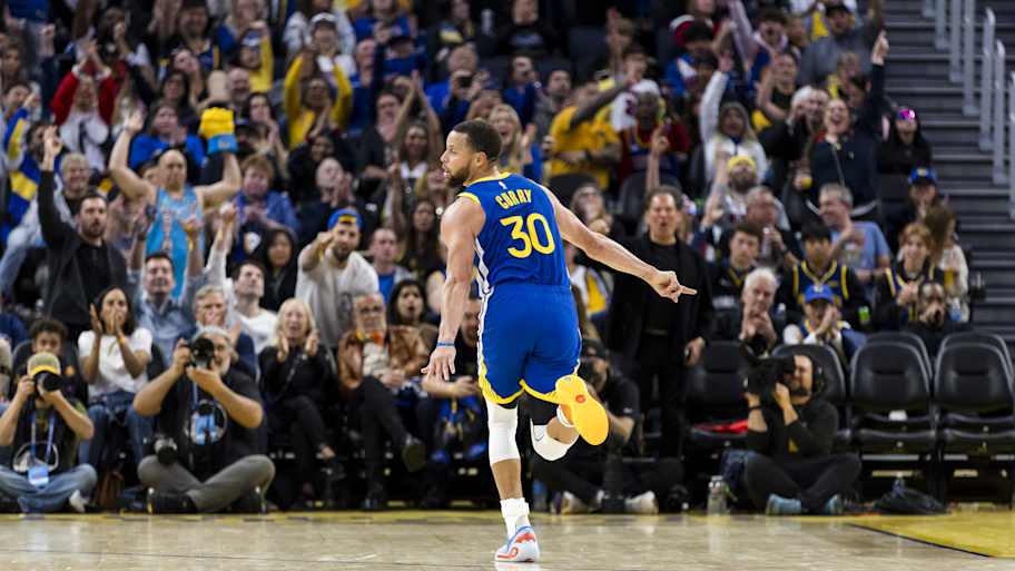 Steph Curry's Behind-The-Back Pass Went Viral In Raptors-Warriors Game