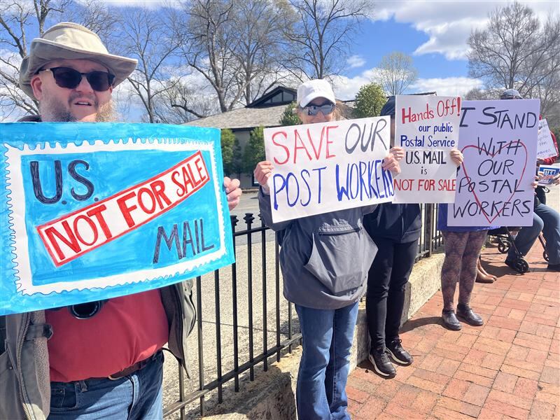 Postal workers across the country protest against potential USPS changes