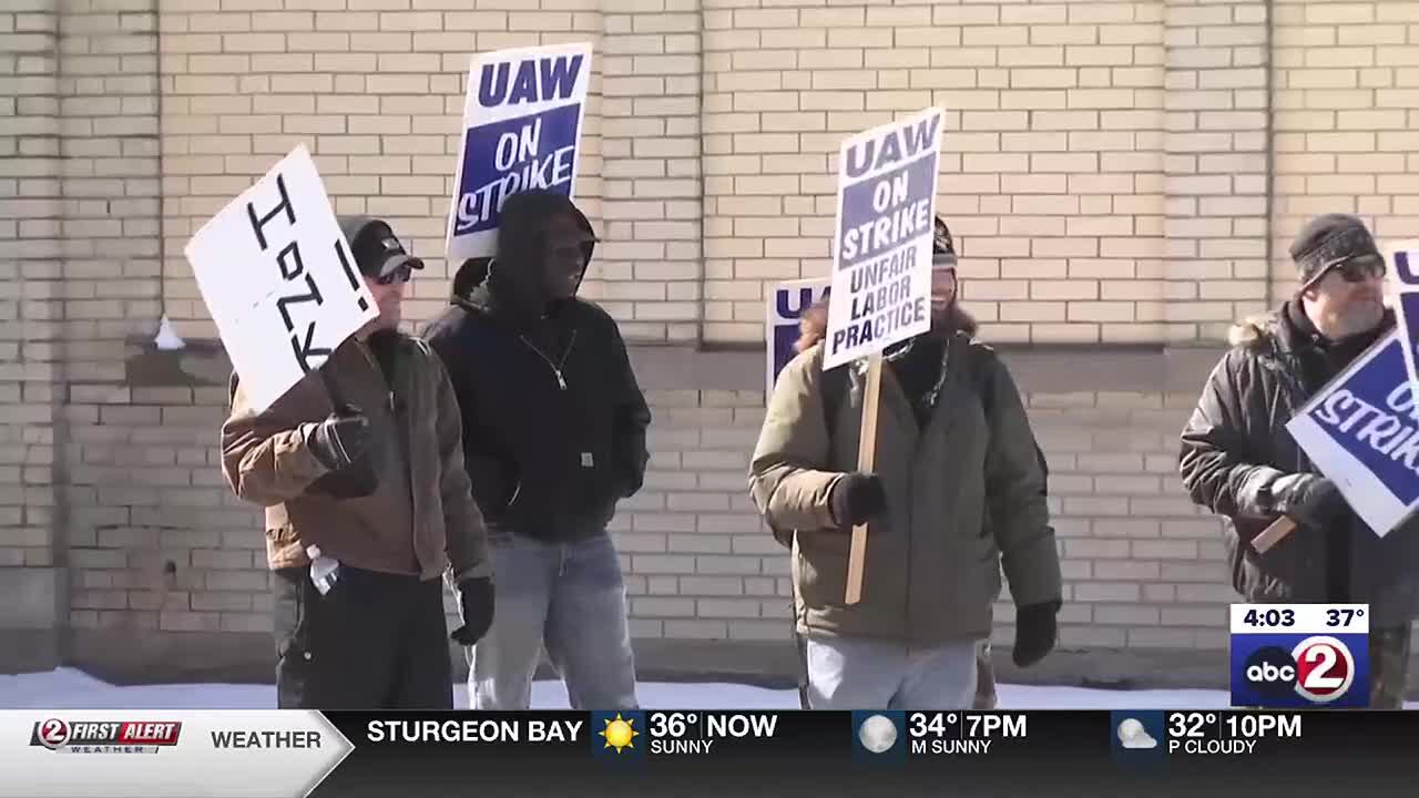 Members of UAW Local 291 Cummins Inc. employees on strike