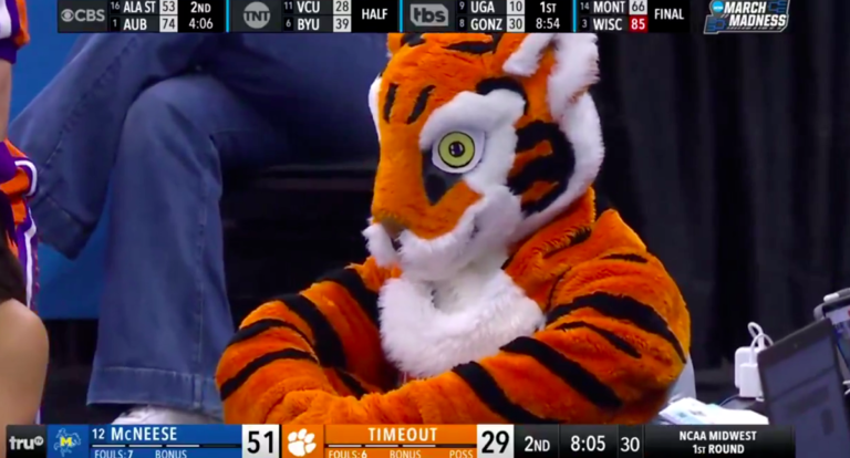 Sad mascot at NCAA Tournament draws attention