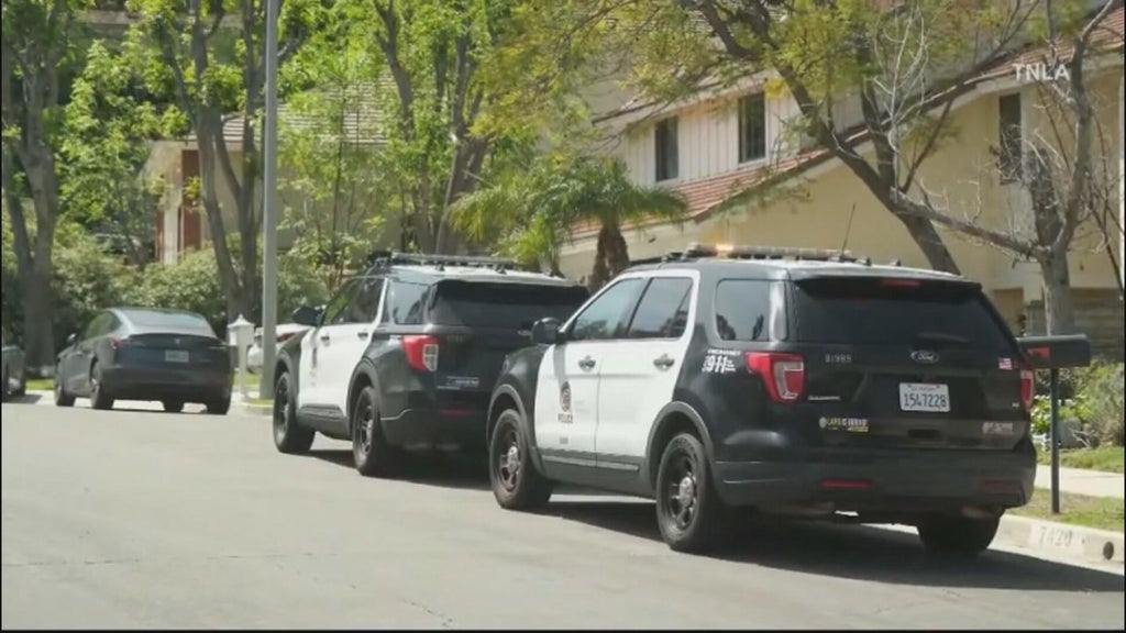 Suspects break into West Hills home during daytime burglary