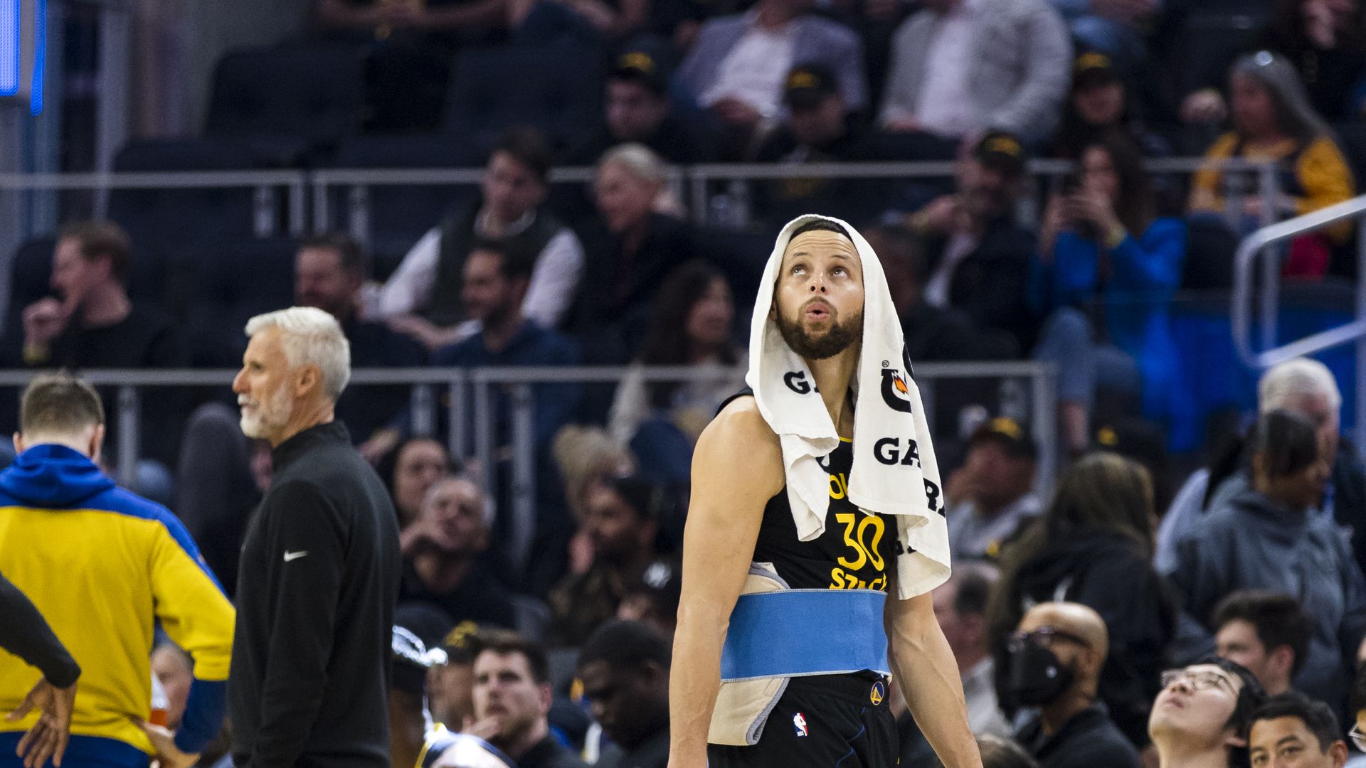 Steph Curry leaves game after awkward fall
