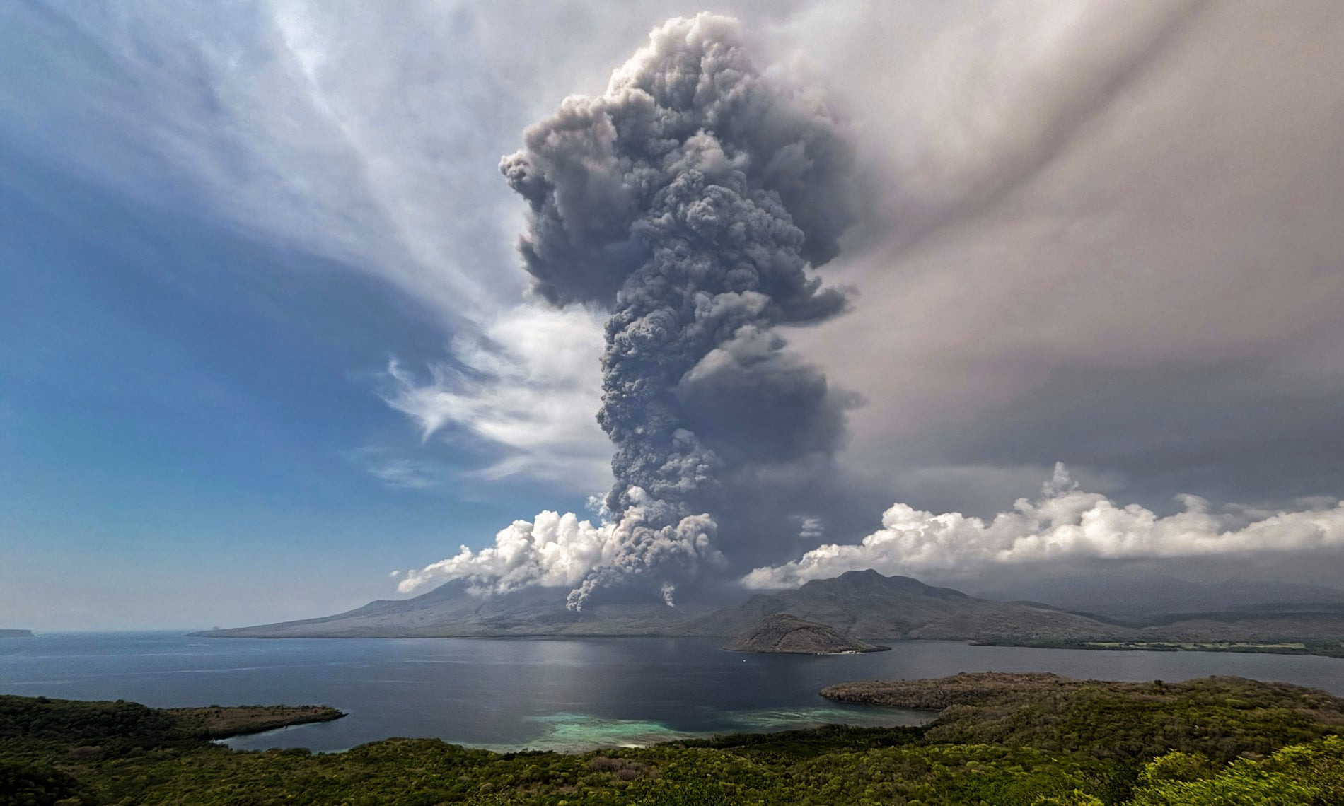 Flights to Australia, Singapore disrupted after volcano eruption rocks ...