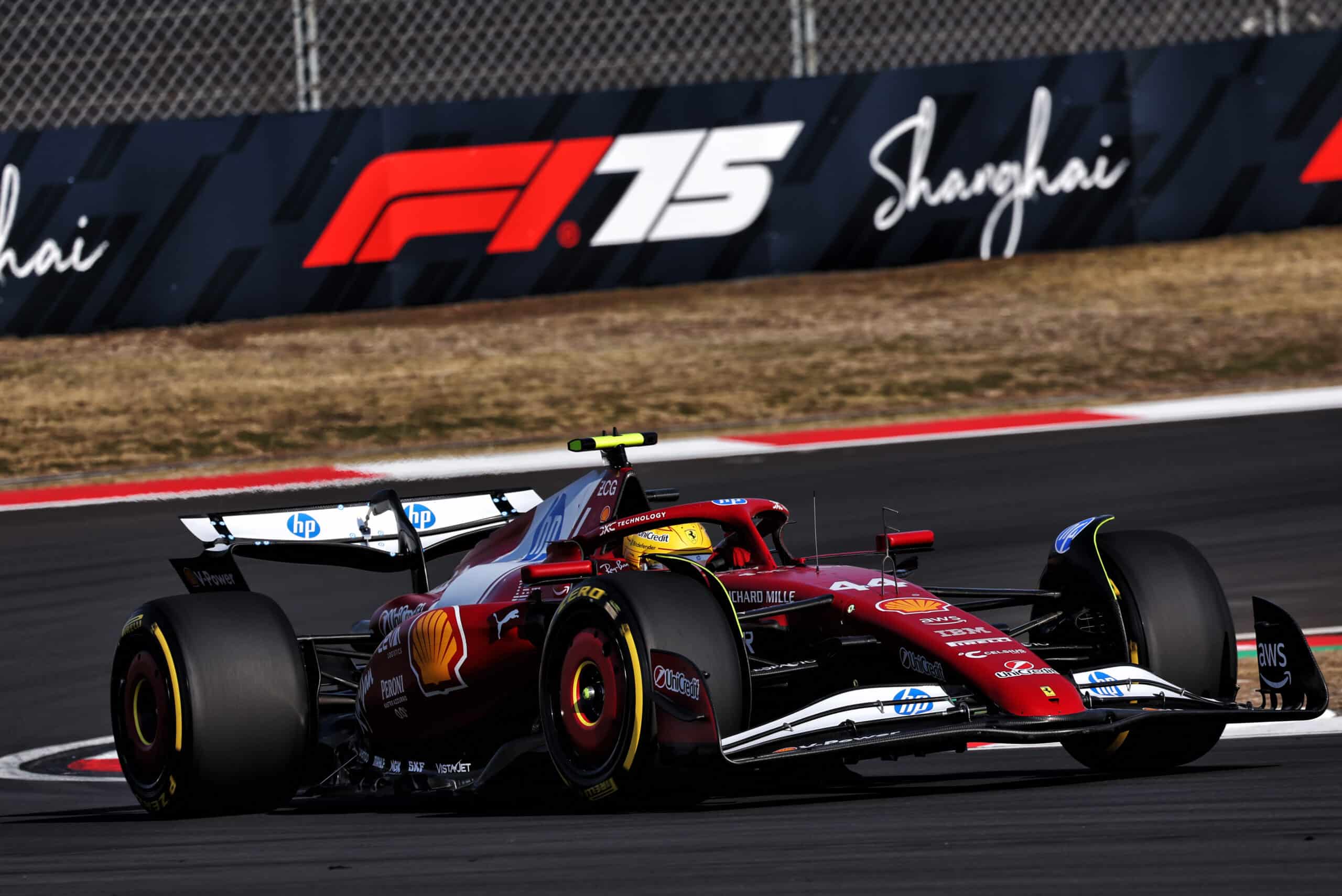 Lewis Hamilton latasi voiton Ferrarilla – näin hän kommentoi ...