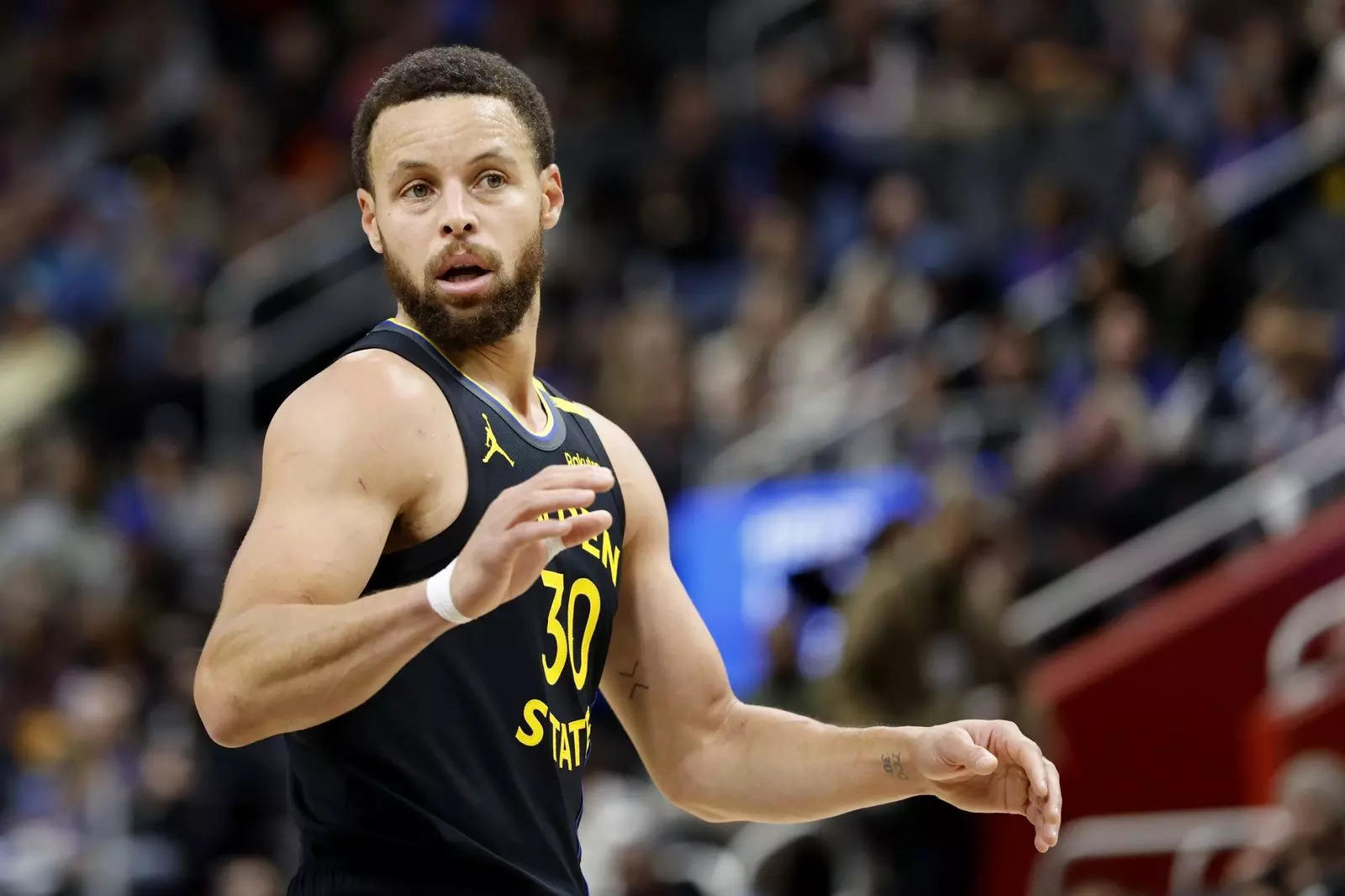 Stephen Curry leaves Toronto Raptors vs Golden State Warriors game ...