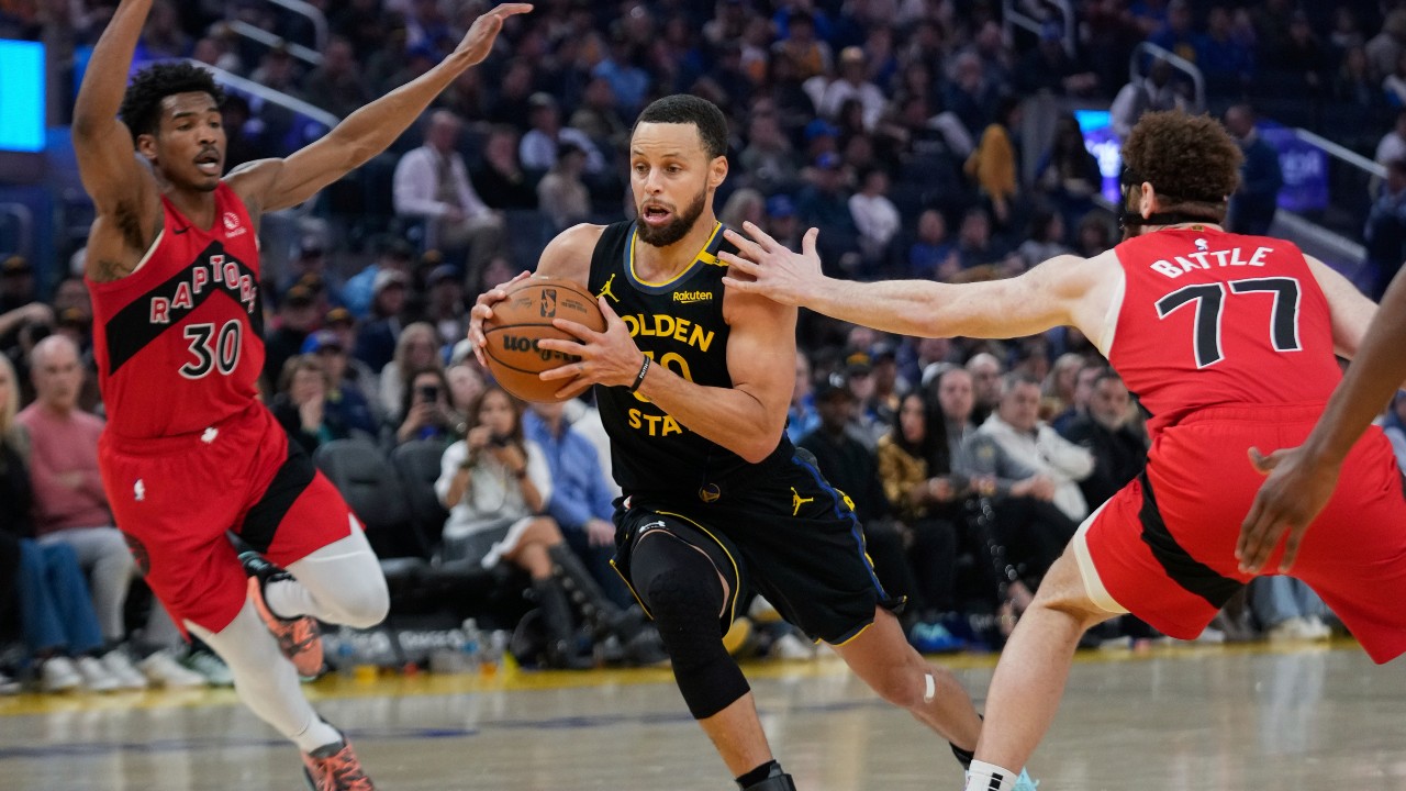 Steph Curry injured in Warriors’ win over Raptors