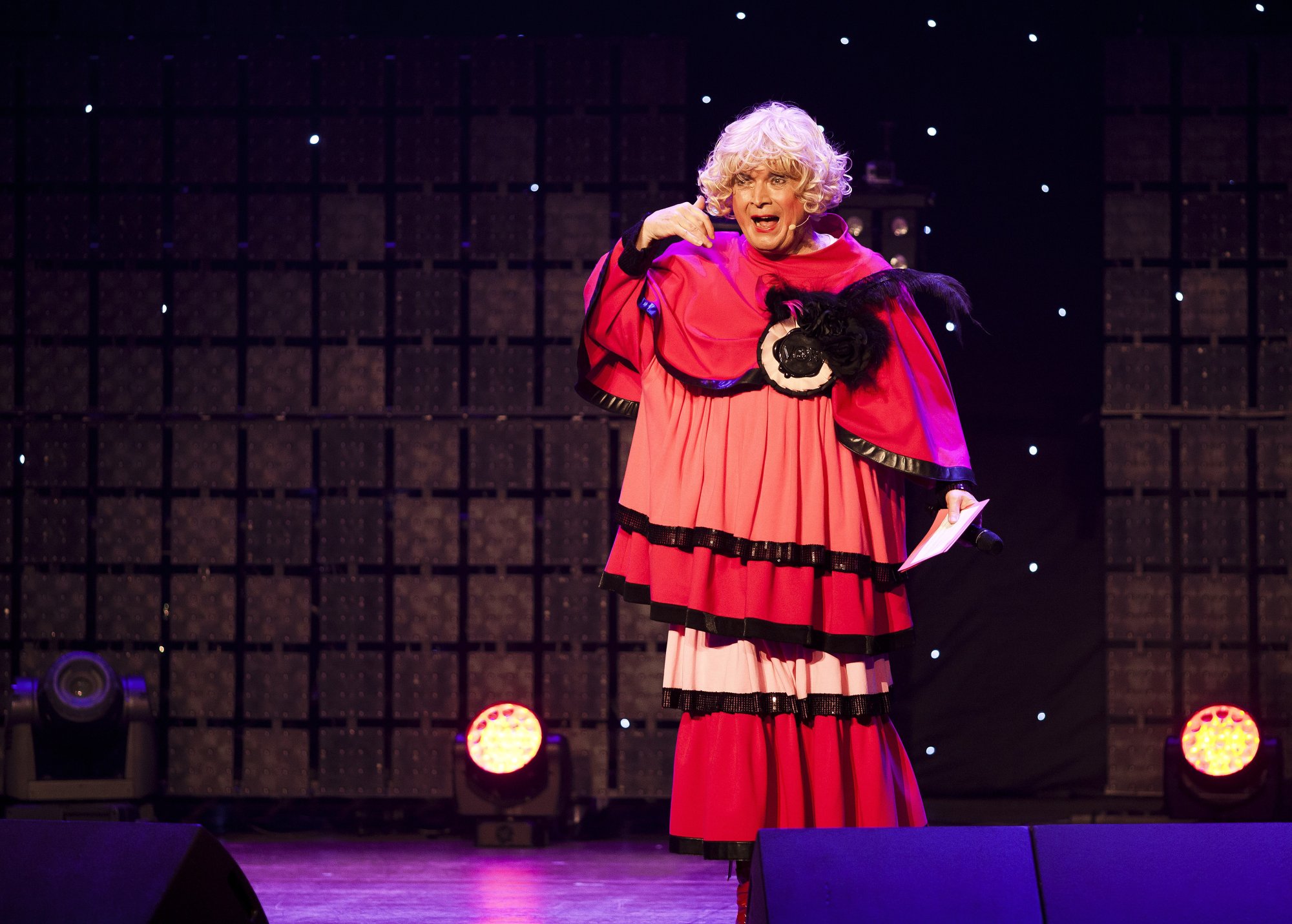 Paul Haenen viert 50e verjaardag van alterego Margreet Dolman in ...