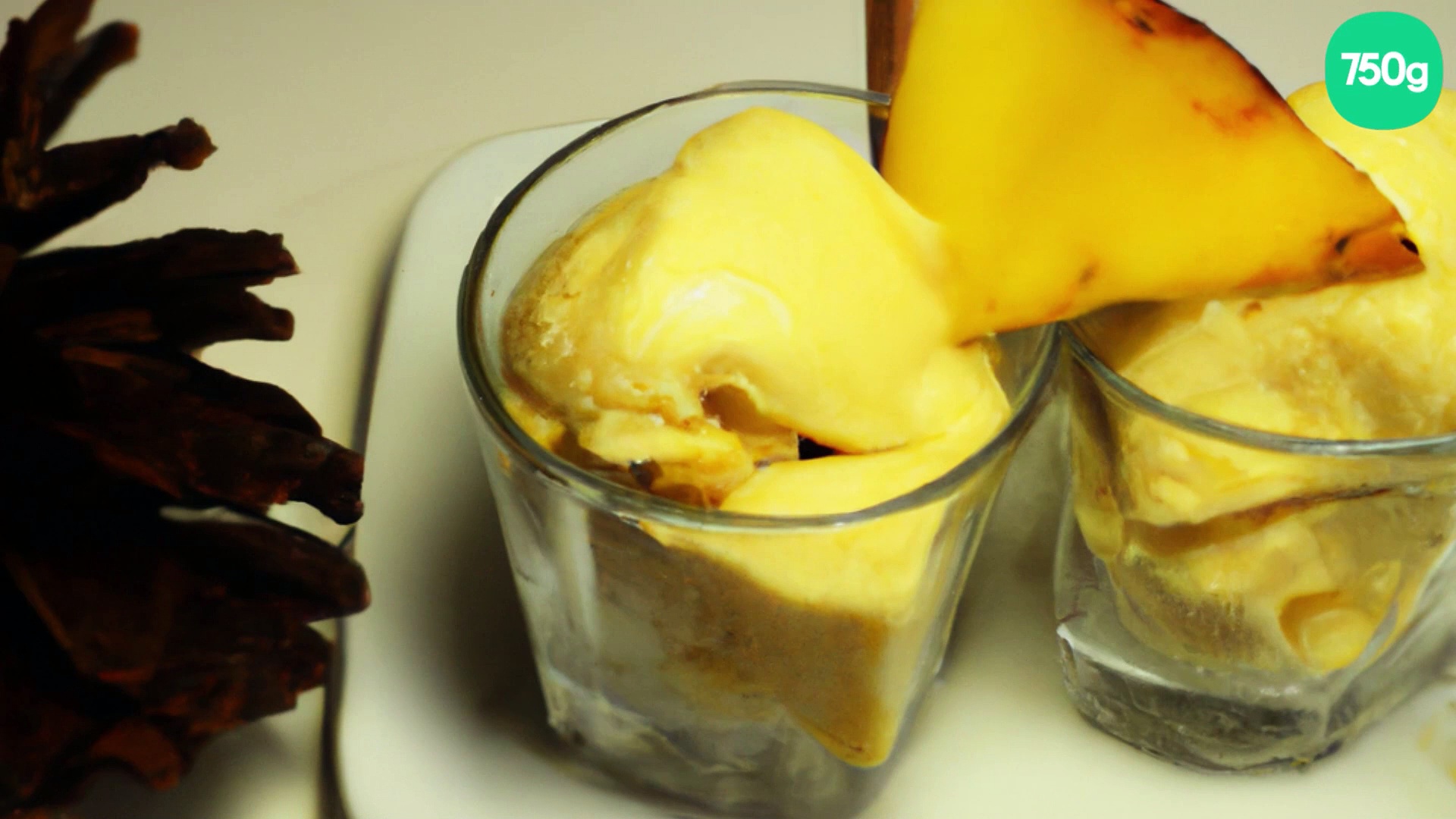Coupe d'ananas tiède aux épices, glace à la vanille