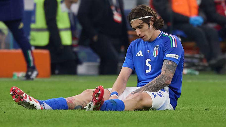 Arsenal facing anxious wait as key defender suffers knee injury