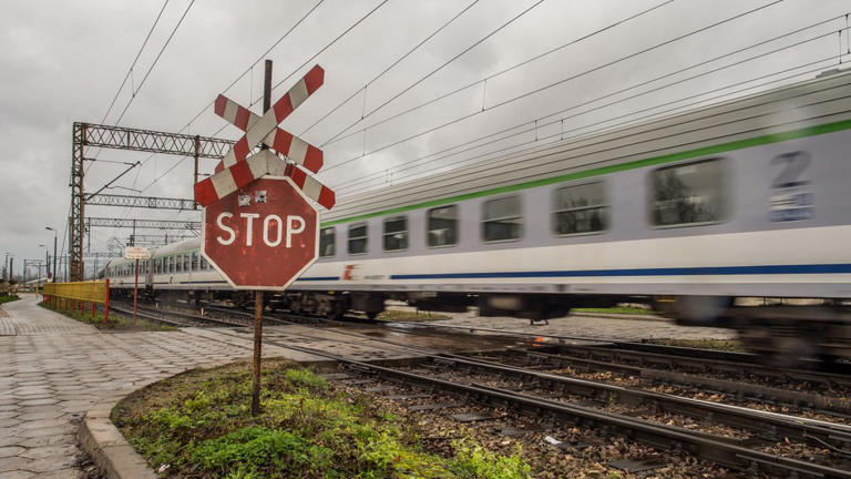 Tragedia na przejeździe kolejowym. Wjechali pod pociąg. Zginęły dwie osoby
