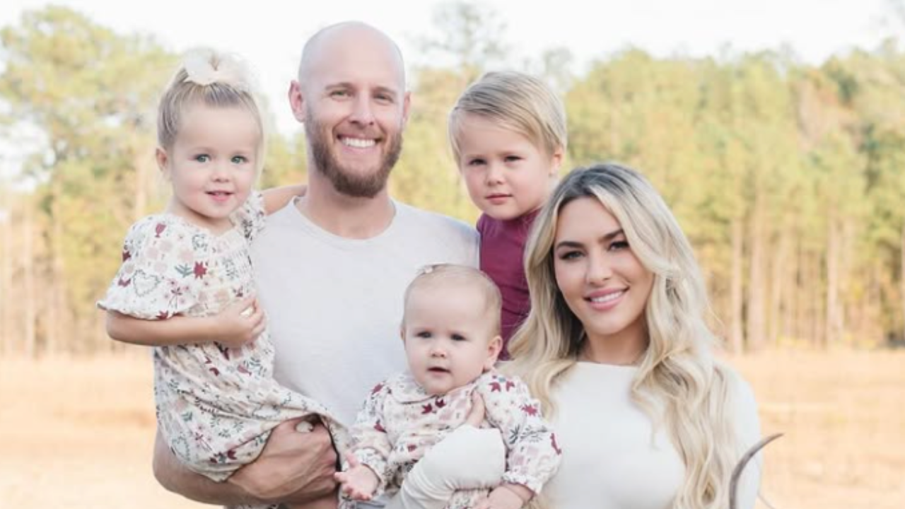 Zack Wheeler's wife Dominique enjoys a beach day with their kids and ...