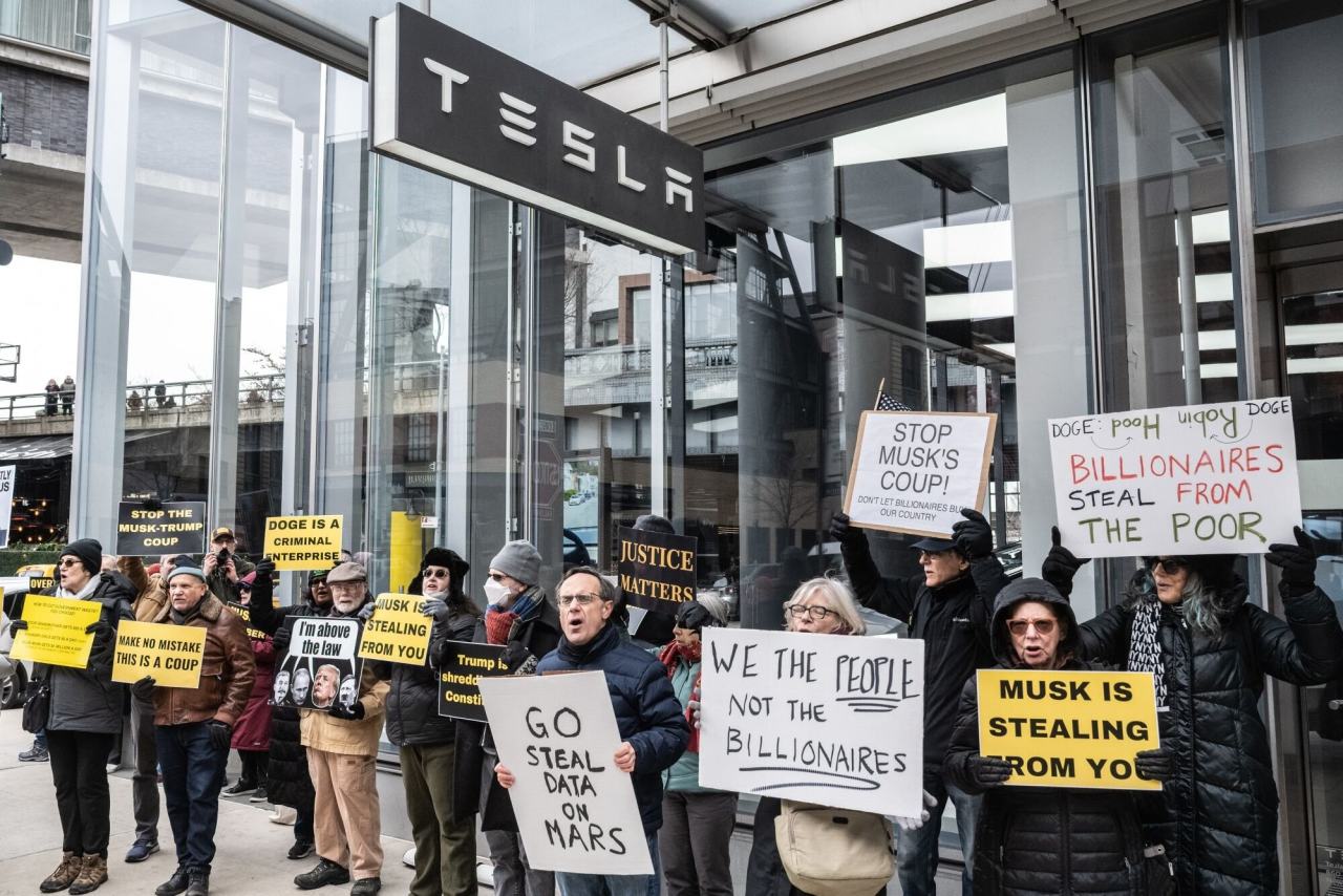 Musk Tells Tesla Workers: Don’t Sell Your Shares