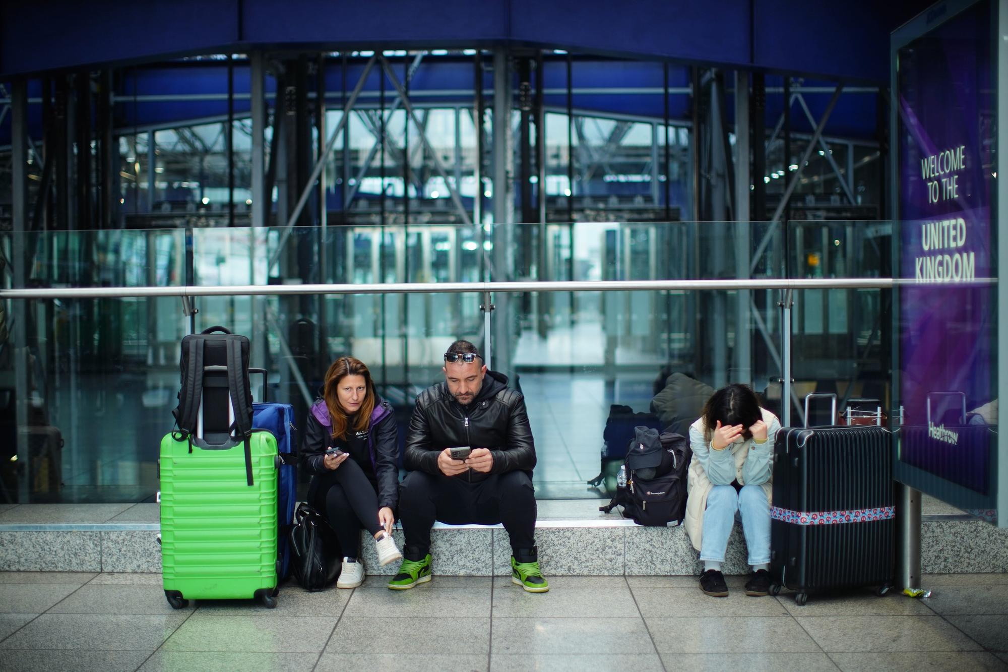 Heathrow Airport shut down and due to remain closed all day - More than ...