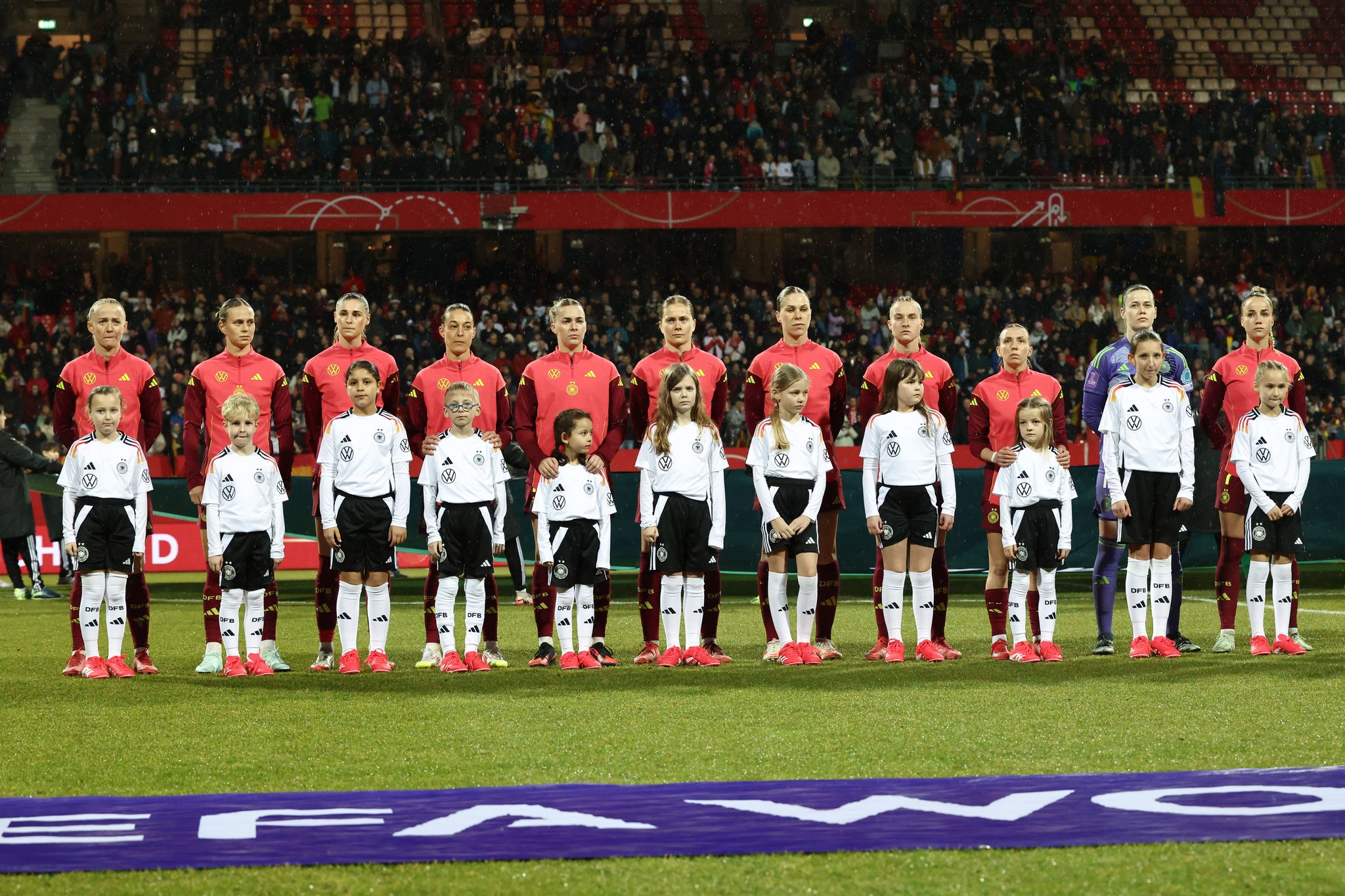 DFB-Frauen live bei KiKA - und mit Bernd das Brot