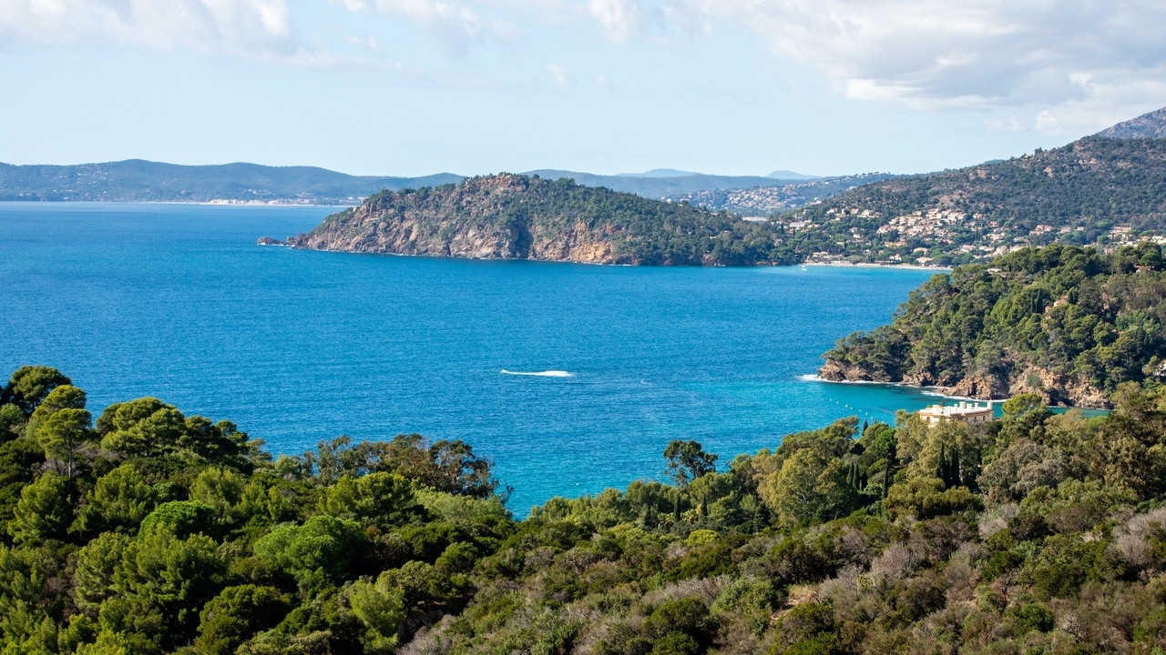 Le repère secret de Carla, Nicolas et Giulia Sarkozy : cette maison au ...