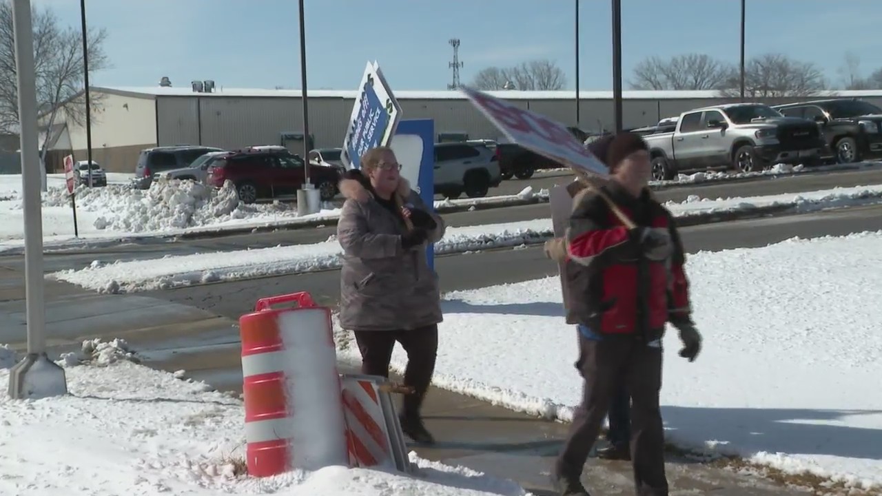 'Hands off the Post Office': Protestors gather in Green Bay to speak ...