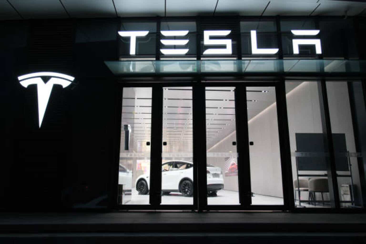 Tesla roundup: Elon Musk rallies the troops, record level of trade-ins ...