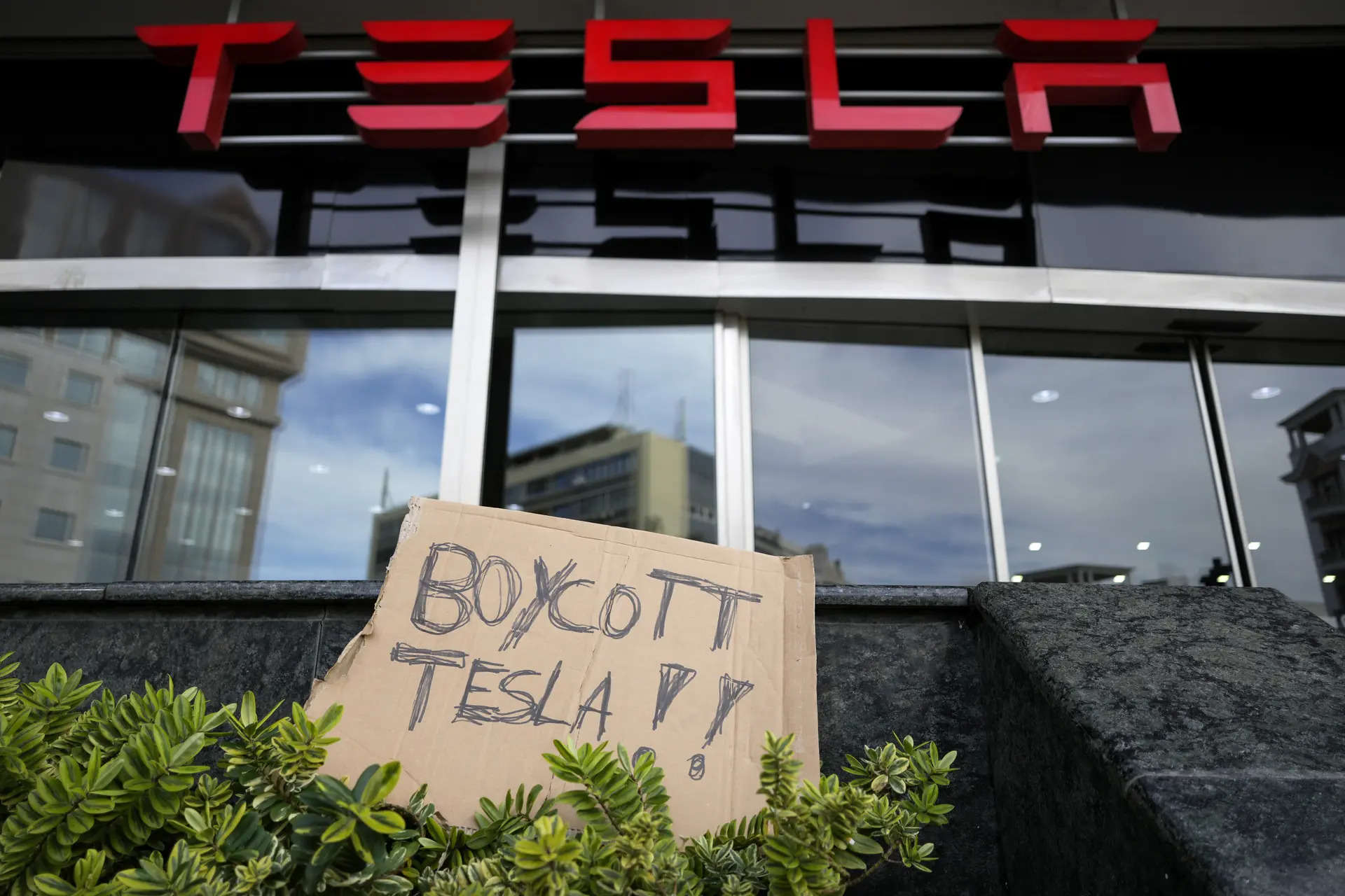 Anti-Tesla protestors to face unprecedented consequences? Trump's blunt ...