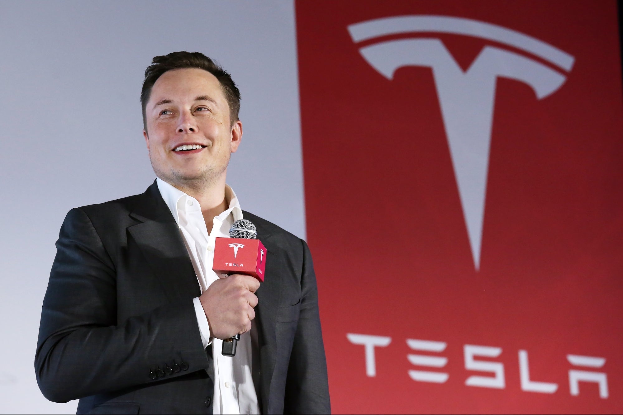 Tesla CEO Elon Musk Shows Up at All-Hands Meeting to Reassure Employees ...
