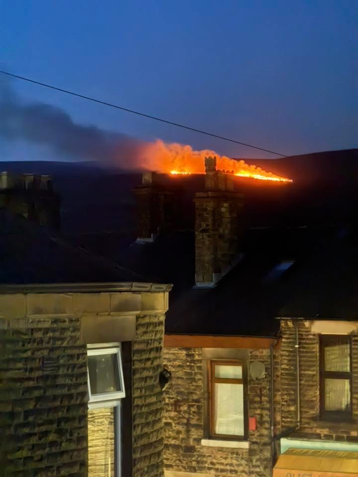 Dramatic moment huge Derbyshire fire rages through two hectares of ...