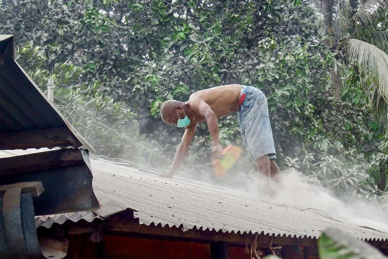 Flights halted after Indonesia volcano erupts