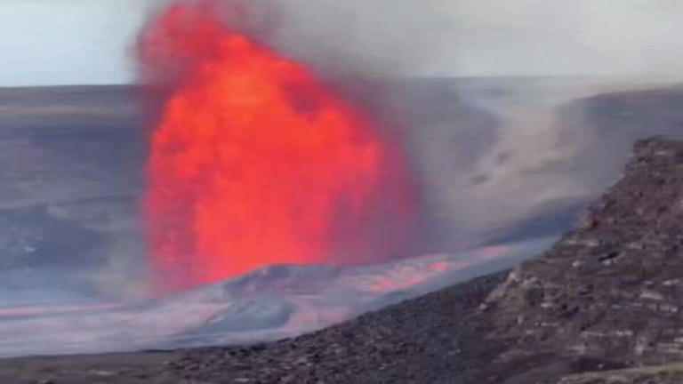 Hawaii’s Kilauea volcano erupts again, sending lava 700 feet into the ...