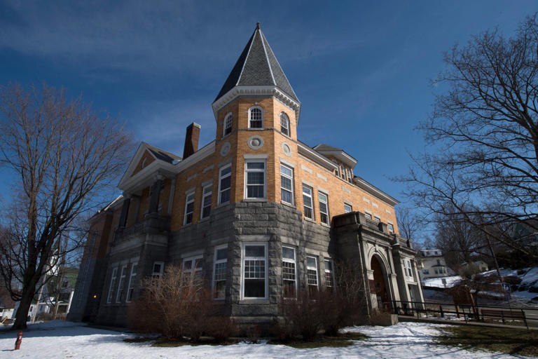 U.S. to limit Canadian access to border library where Kristi Noem made ...