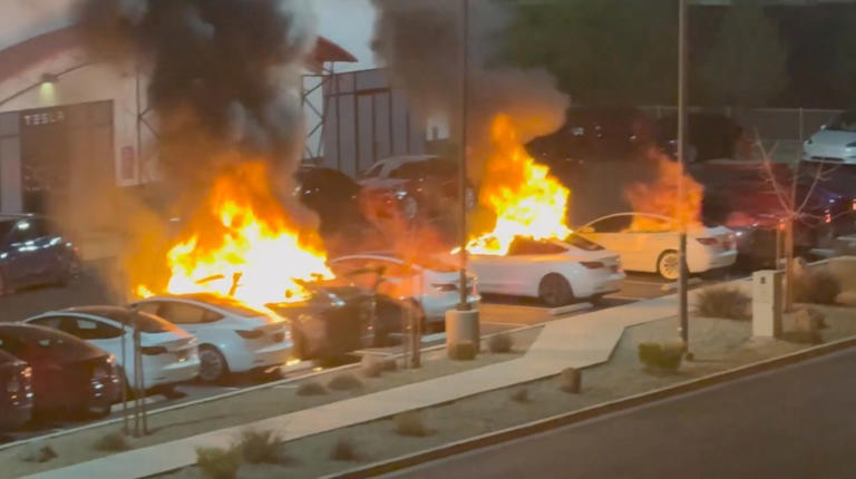 Sean Hannity rips ‘unhinged loser’ Jimmy Kimmel for Tesla arson jokes ...