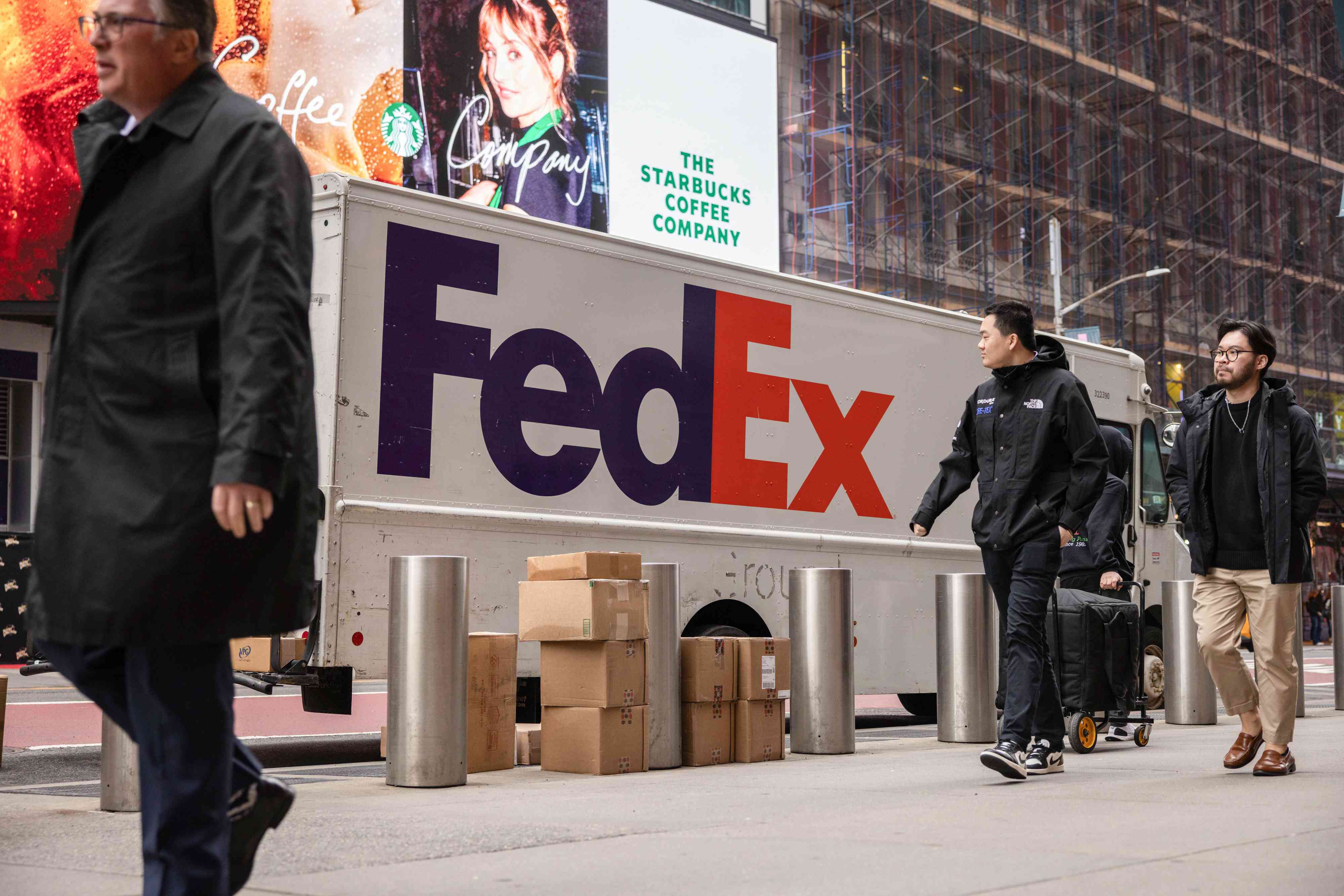 FedEx Stock Sinks as Analysts Cut Price Targets After Shipper Slashed ...