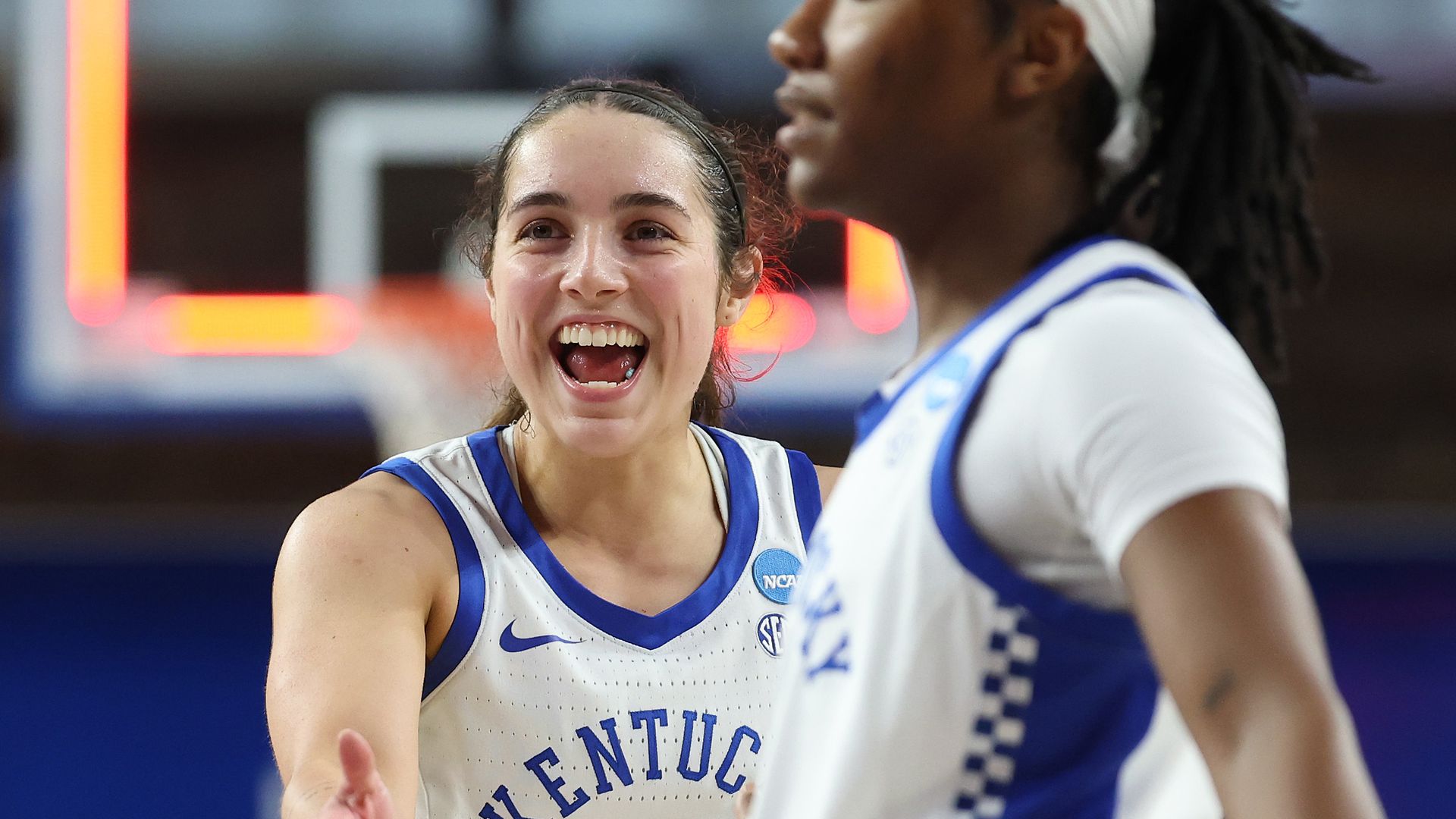 Georgia Amoore carries Kentucky past in Liberty in NCAA Tournament thriller