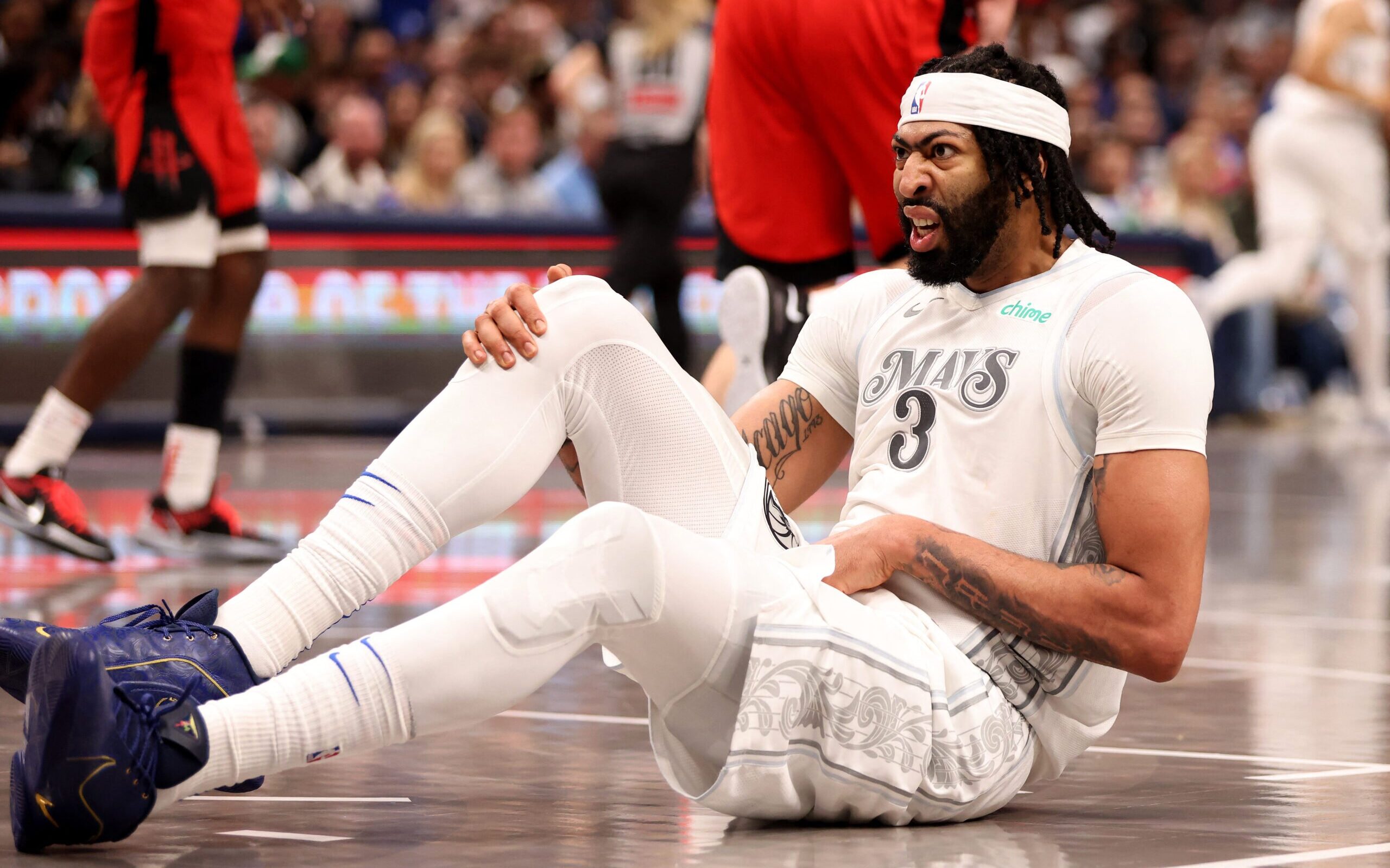 Desfalque do Mavericks, Anthony Davis é flagrado fumando durante ...