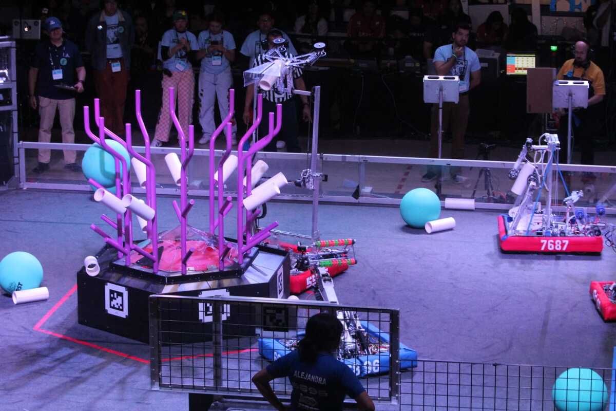 'No son muchachos construyendo robots, sino robots formando muchachos ...