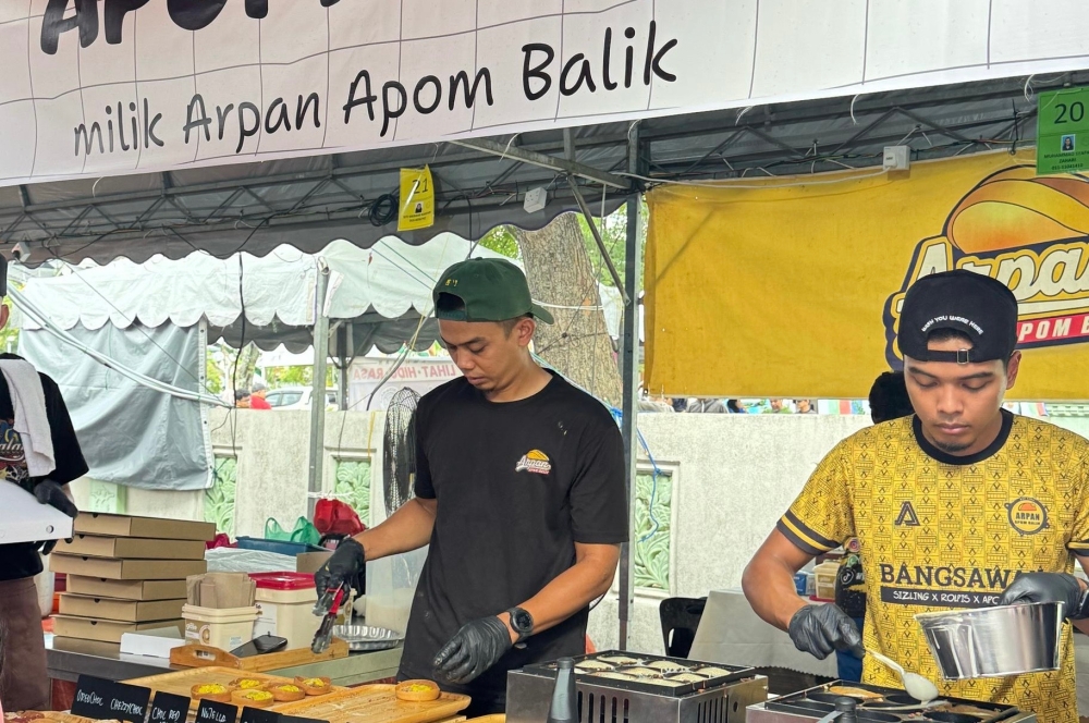 From pistachio to red velvet, mini ‘apom balik’ a hit at Bayan Baru ...