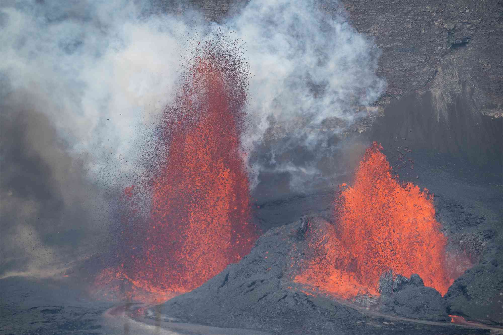 Hawaii’s Kilauea Volcano Spews Lava 700 Feet into the Air as ...