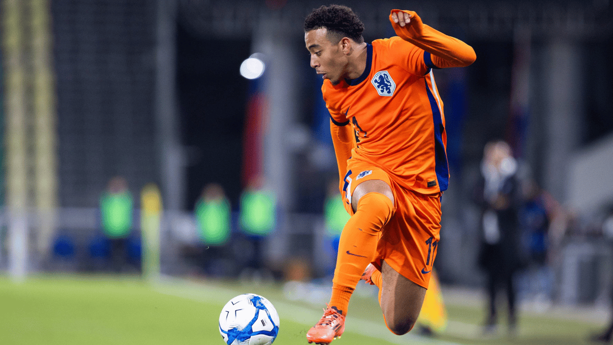 Jong Oranje wint ondanks 2 rode kaarten door doelpunt in slotseconde