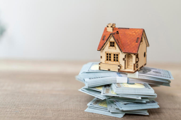 How much does a $250,000 home equity loan cost monthly in 2025?