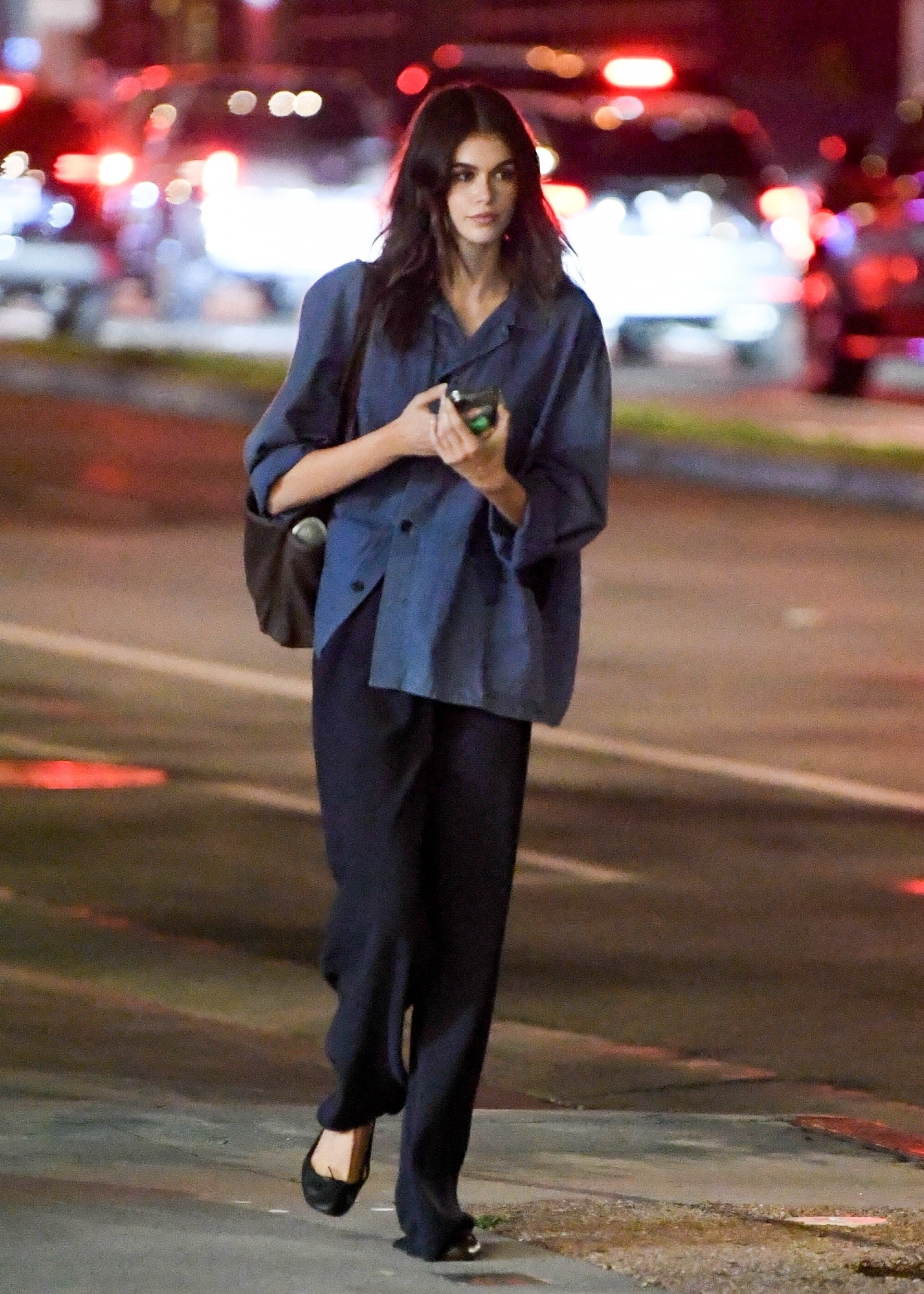 Kaia Gerber Treats the Cargo Bag Trend and Her Favorite Ballet Flats to ...